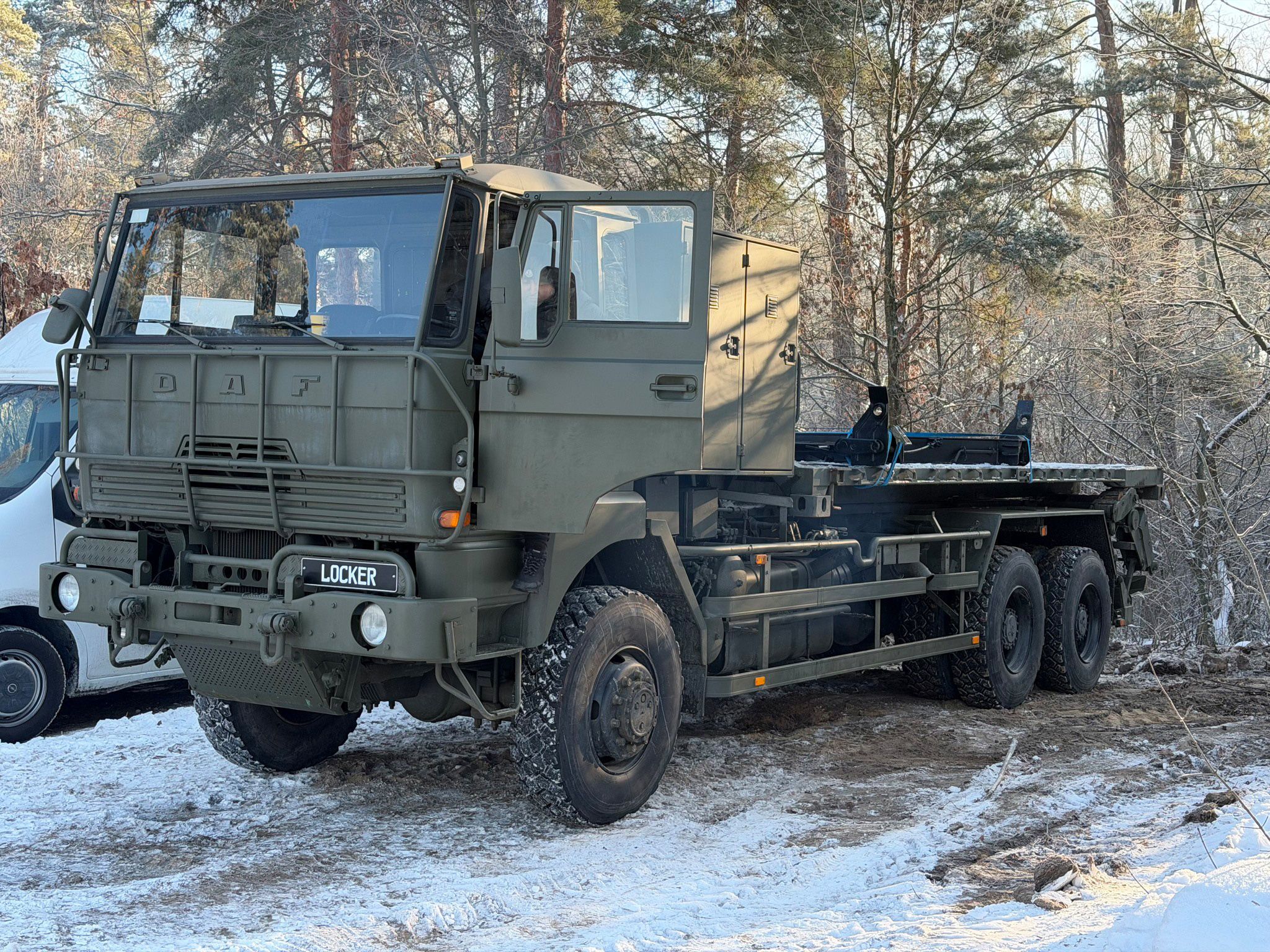Мультиліфт на шасі DAF для фронтової логістики на вантажних операціях ...