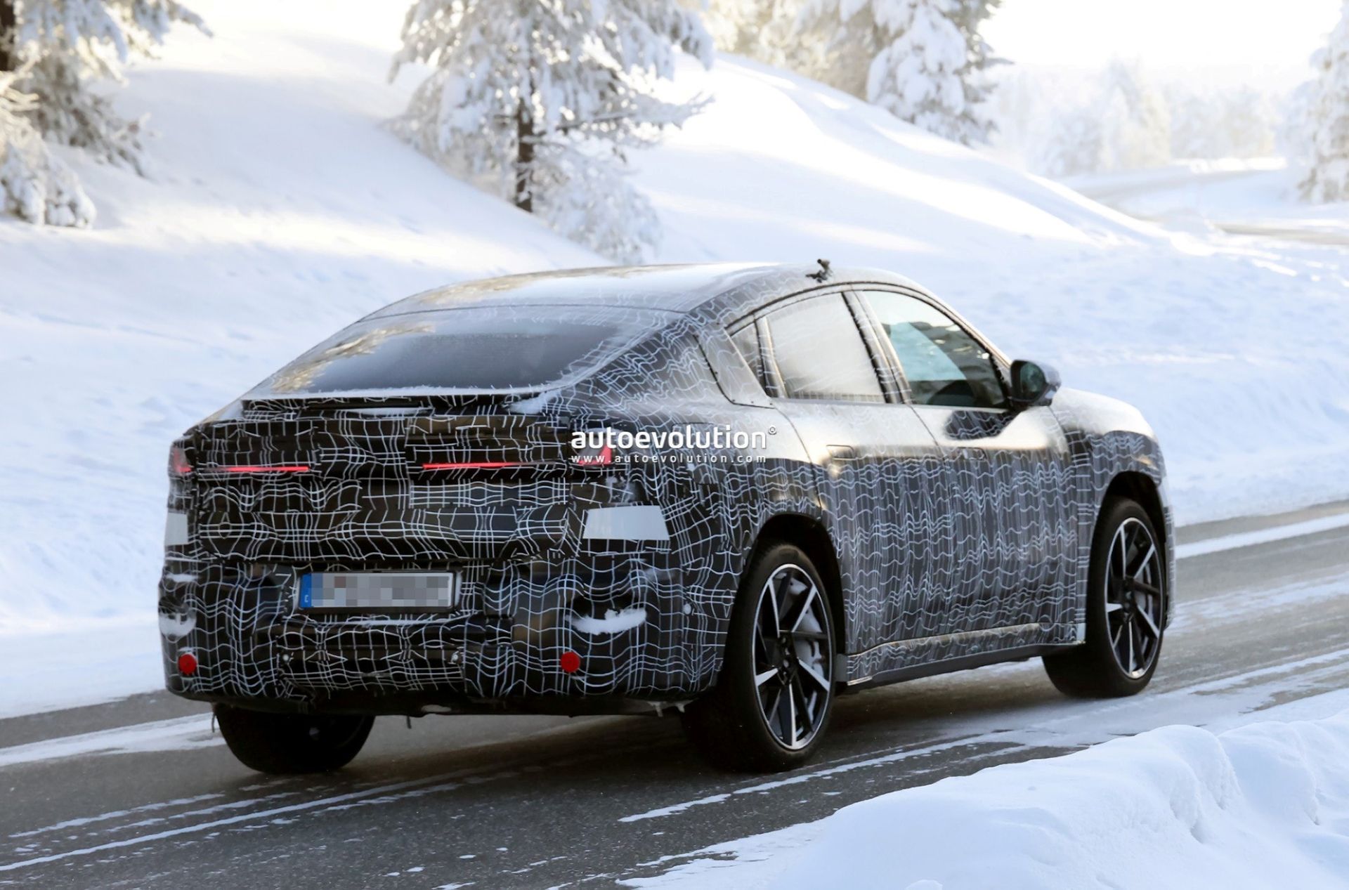 BMW iX4 2027: серийная оптика, до 463 л.с. и новая платформа Neue Klasse