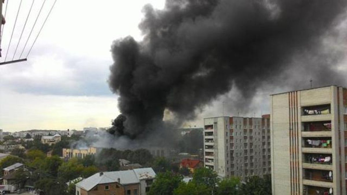 У Львові горить завод чорнющий стовп диму видно з різних куточків міста Львів