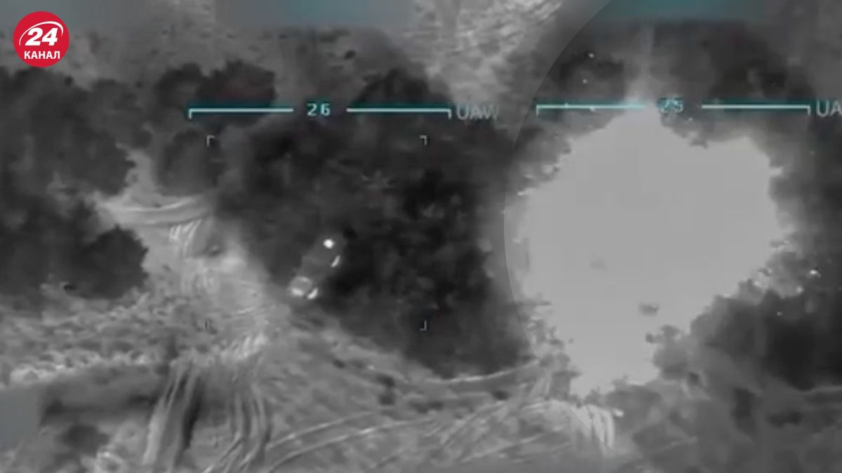 Bayraktar TB2 знищує техніку ворога - у Зеленського показали, як він працює - 24 Канал