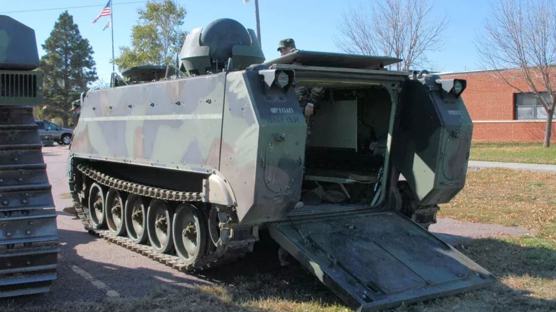 Дитину вбило на виставці техніки у Росії - їй на голову впала рампа M113 - 24 Канал